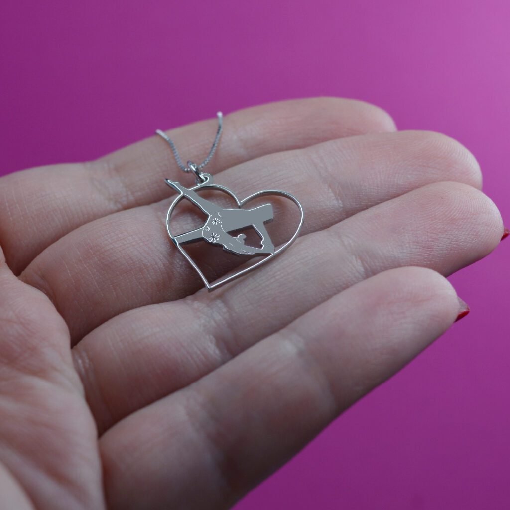 Ασημένιο μενταγιόν με αθλήτρια σε δοκό ισορροπίας AG09 – Cosiecosa